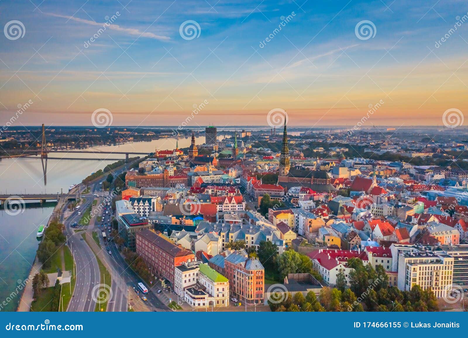 Skyline Van De Oude Stad Riga Zonnoptijd. Riga is De Hoofdstad En De ...