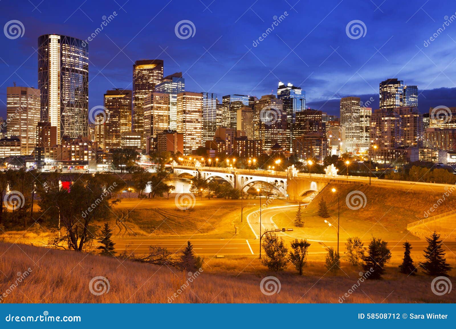 Skyline Von Calgary, Alberta, Kanada Nachts Stockfoto - Bild von ...