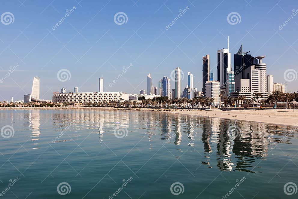 Skyline von Kuwait-Stadt stockbild. Bild von strand, kuwait - 48681639