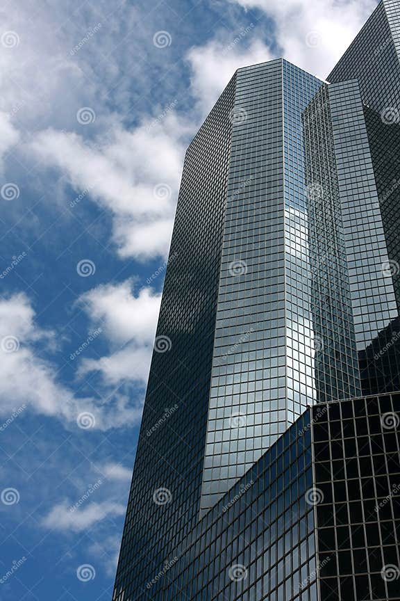 Skyskrapa arkivfoto. Bild av reflektera, molnigt, modernt - 5191654