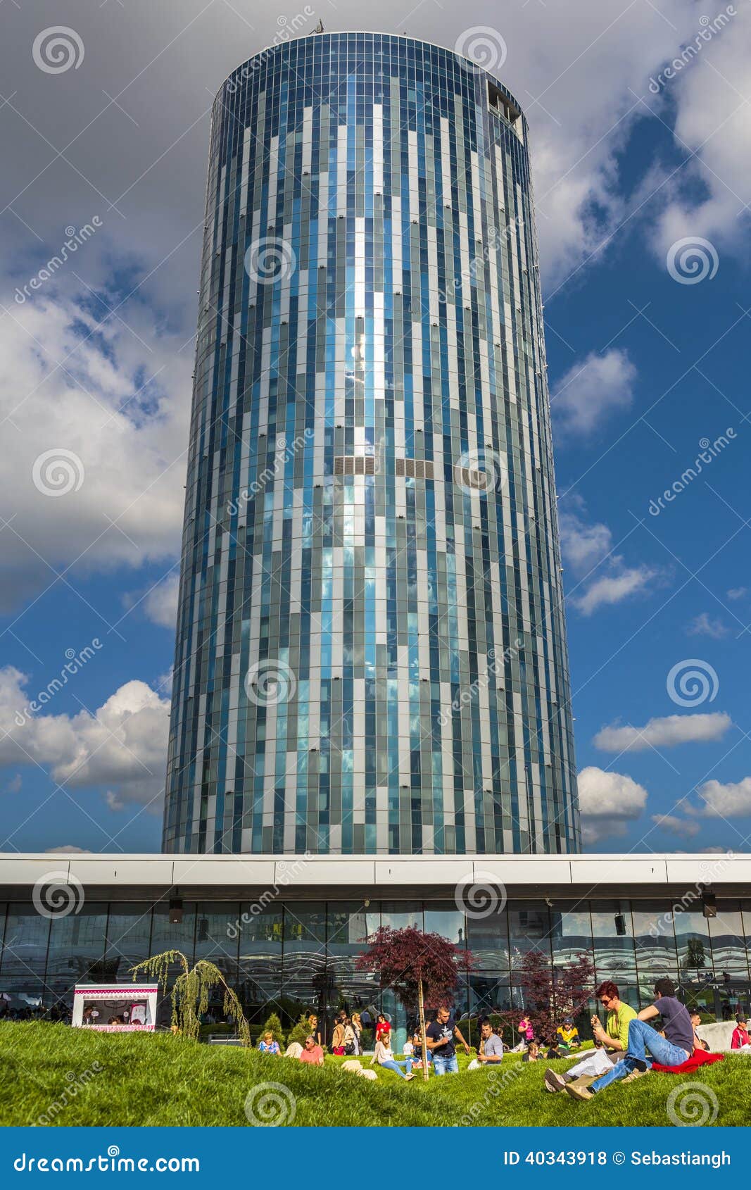 SkyTower En El Centro De Ciudad De Floreasca, Bucarest, Rumania Foto de ...