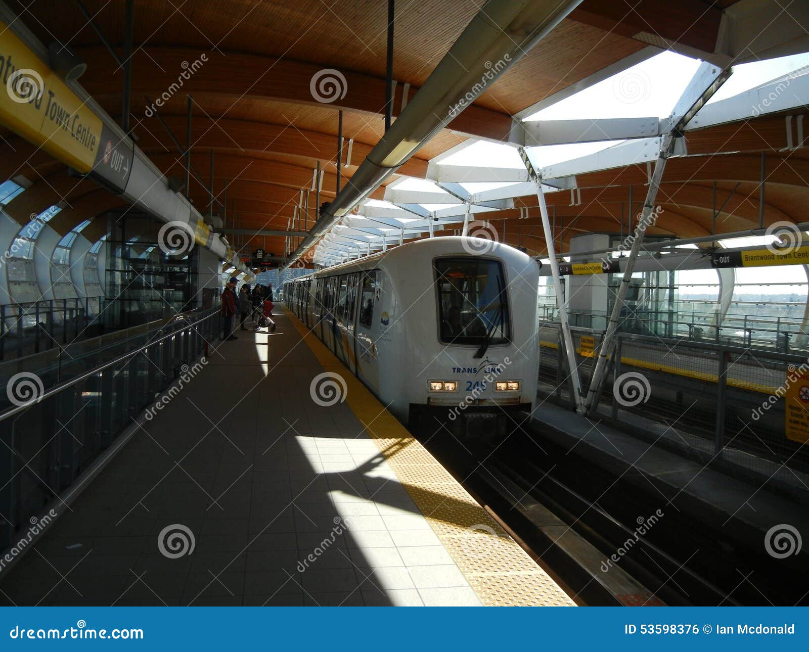 Skytrain i stationen redaktionell bild. Bild av bombardera - 53598376