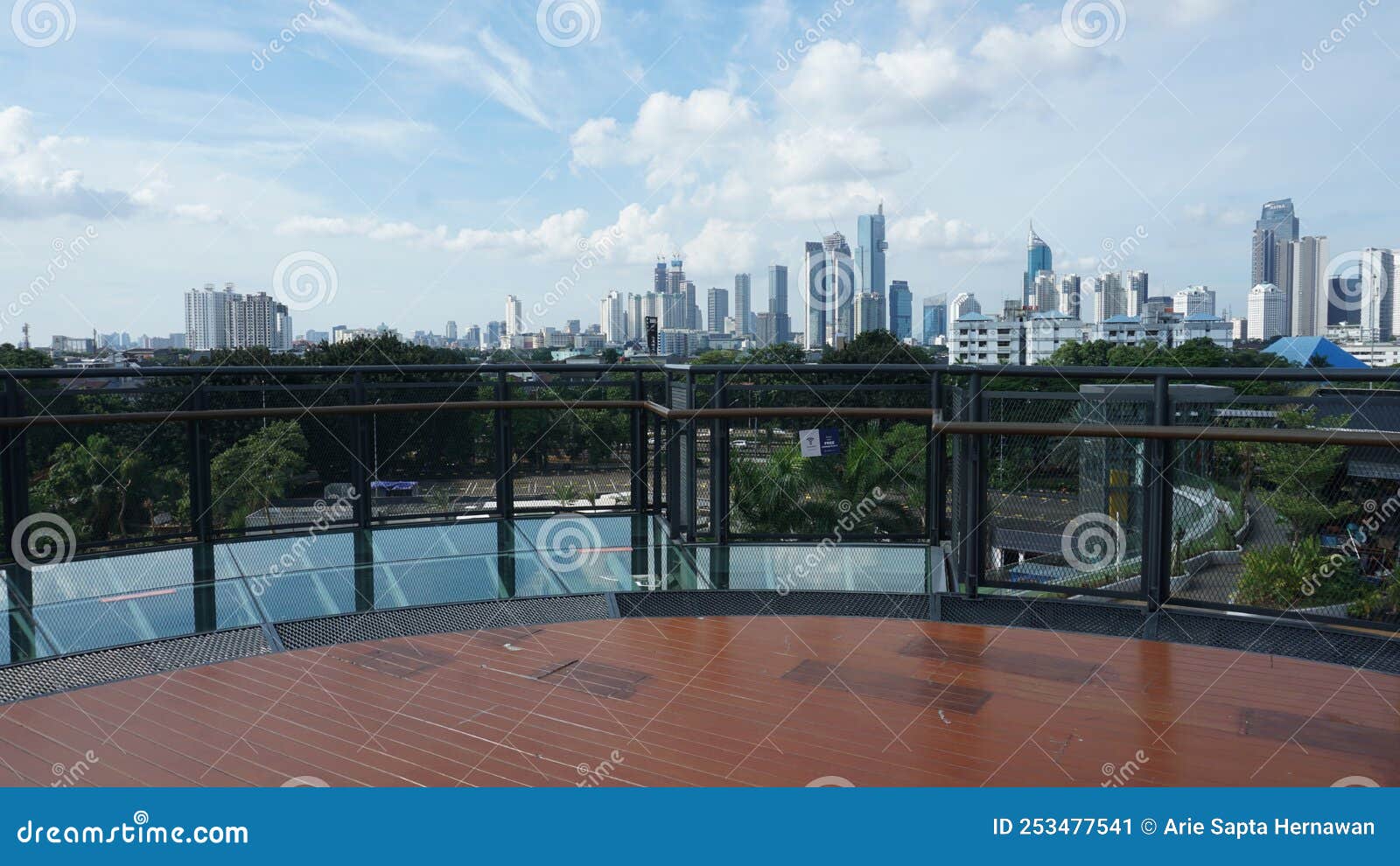 Skywalk Senayan Park editorial photo. Image of city - 253477541