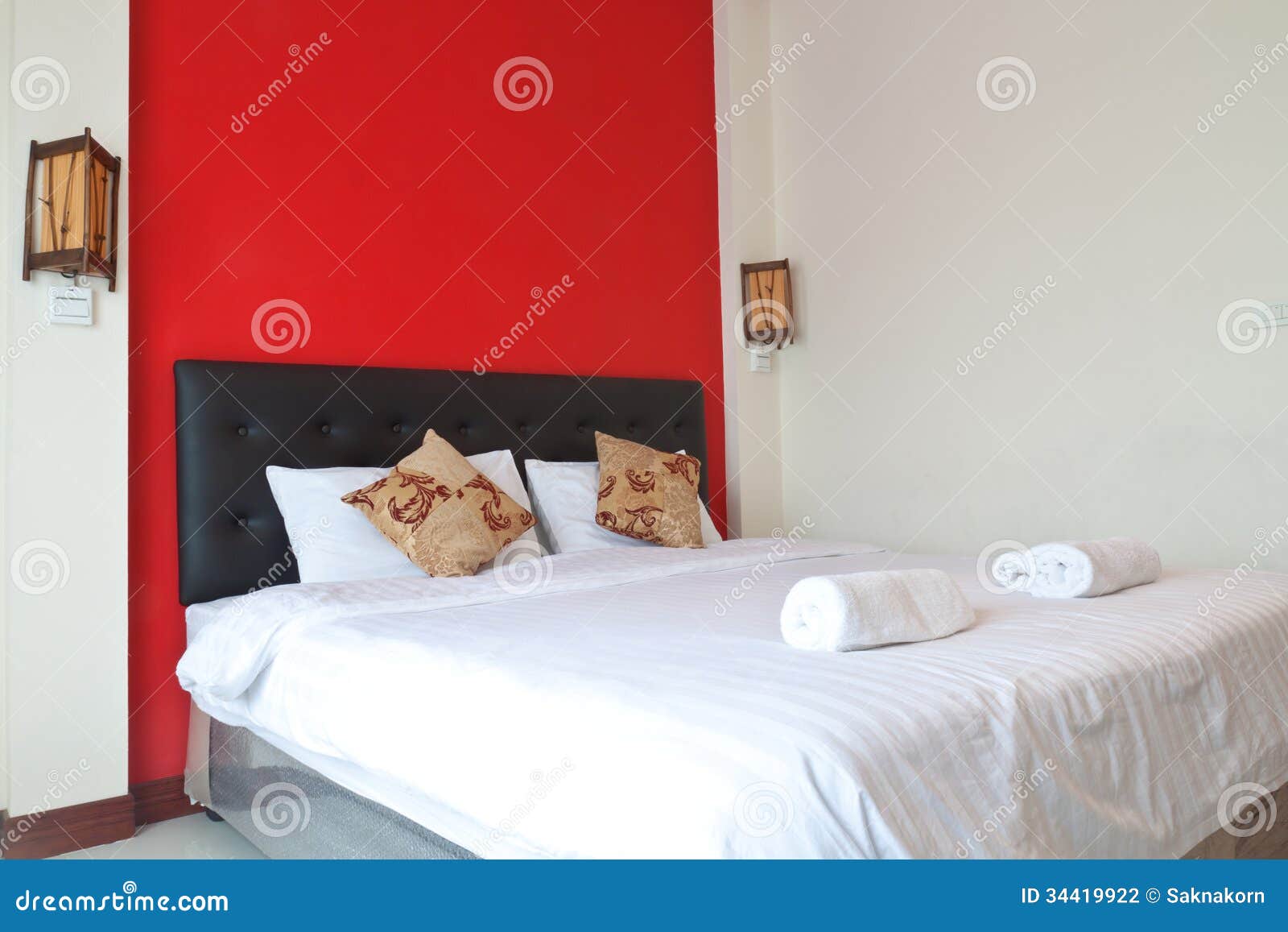 Slaapkamer met rode muur. stock foto. Image of ruimte - 34419922