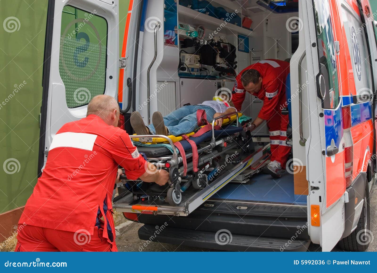 Slachtoffer op brancard stock foto. Image of veiligheid - 5992036