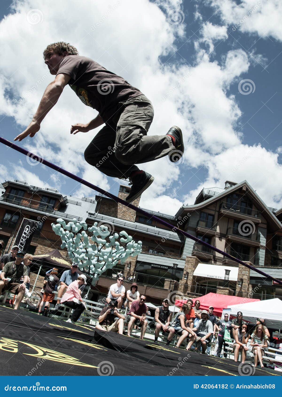 Slacklining 图库摄影片. 图片 包括有 夏天, 山脉, 亚马逊, 许多, 倾斜, 人们, 户外 - 42064182
