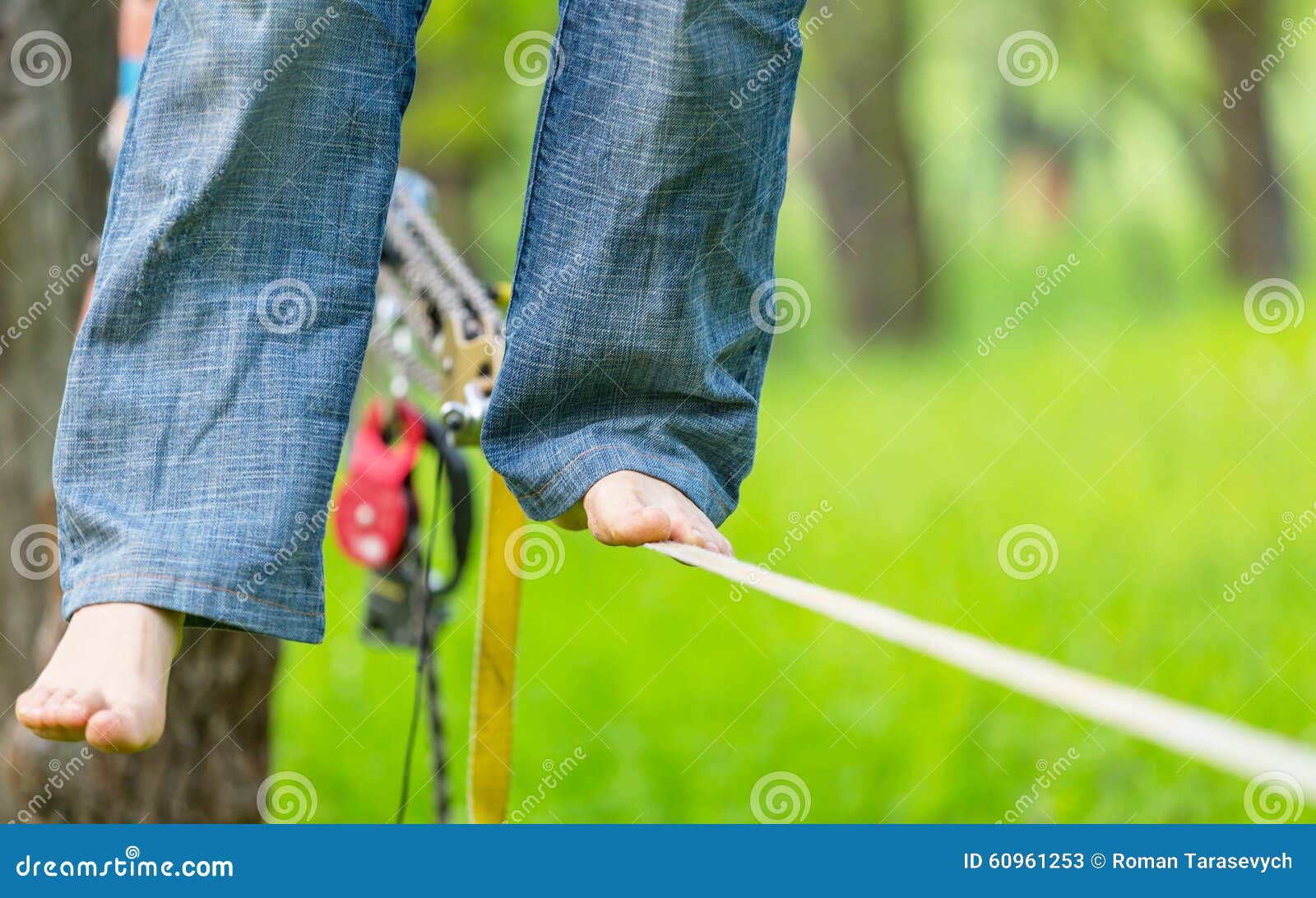 Slacklining image stock. Image du pied, ligne, action - 60961253