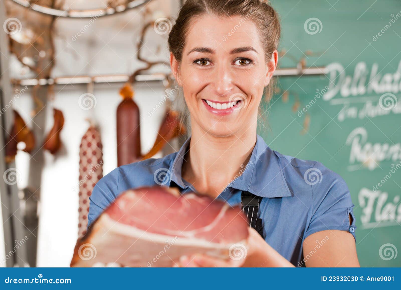 Slager met Ruw Vlees stock foto. Image of kruidenier - 23332030