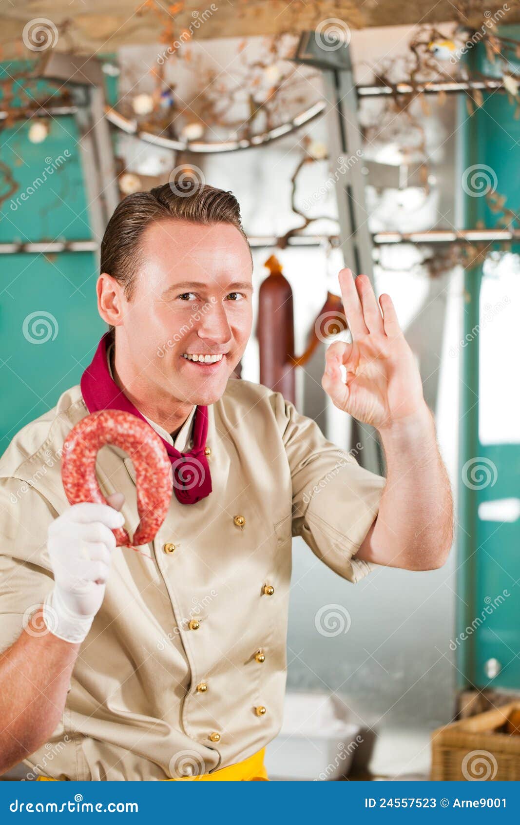 Slager Met Verse Gerookte Worst Stock Afbeelding - Image of kaukasisch ...