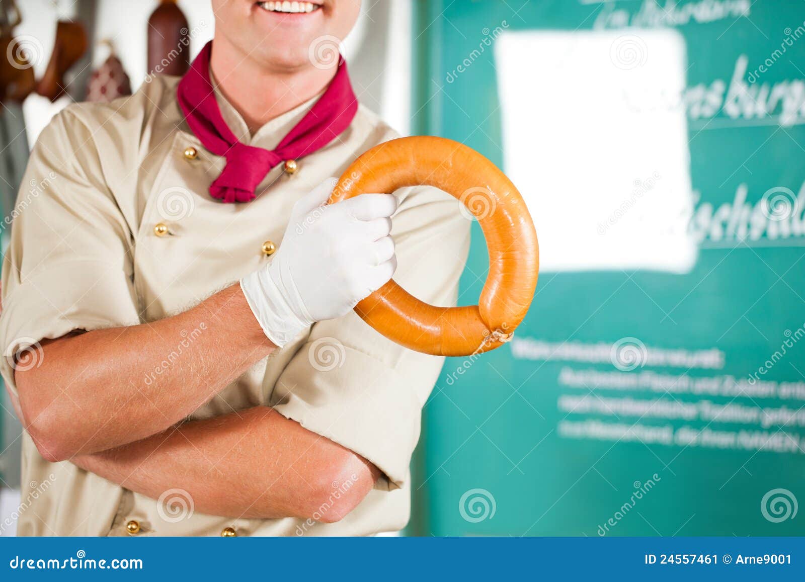 Slager Met Verse Worst Bij Winkel Stock Afbeelding - Image of werk ...