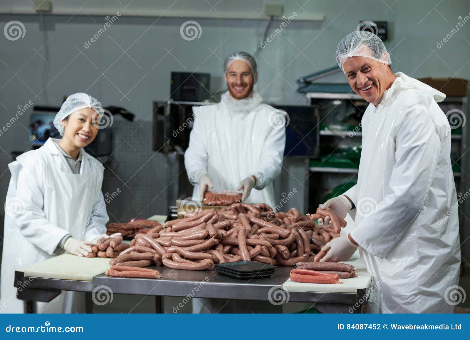 Slagers Die Worsten Verwerken Stock Foto - Image of inhoud, medio: 84087452