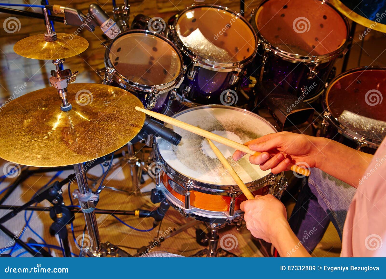 Slagwerker Playing Drum Kit in Studio Stock Afbeelding - Image of ...