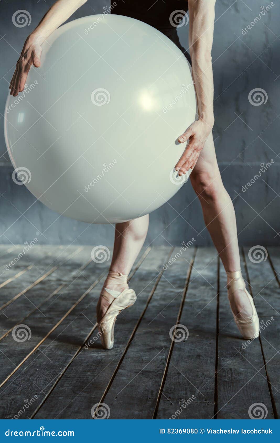 Slanke Balletdanser Die De Grote Ballon in De Studio Houden Stock Foto ...