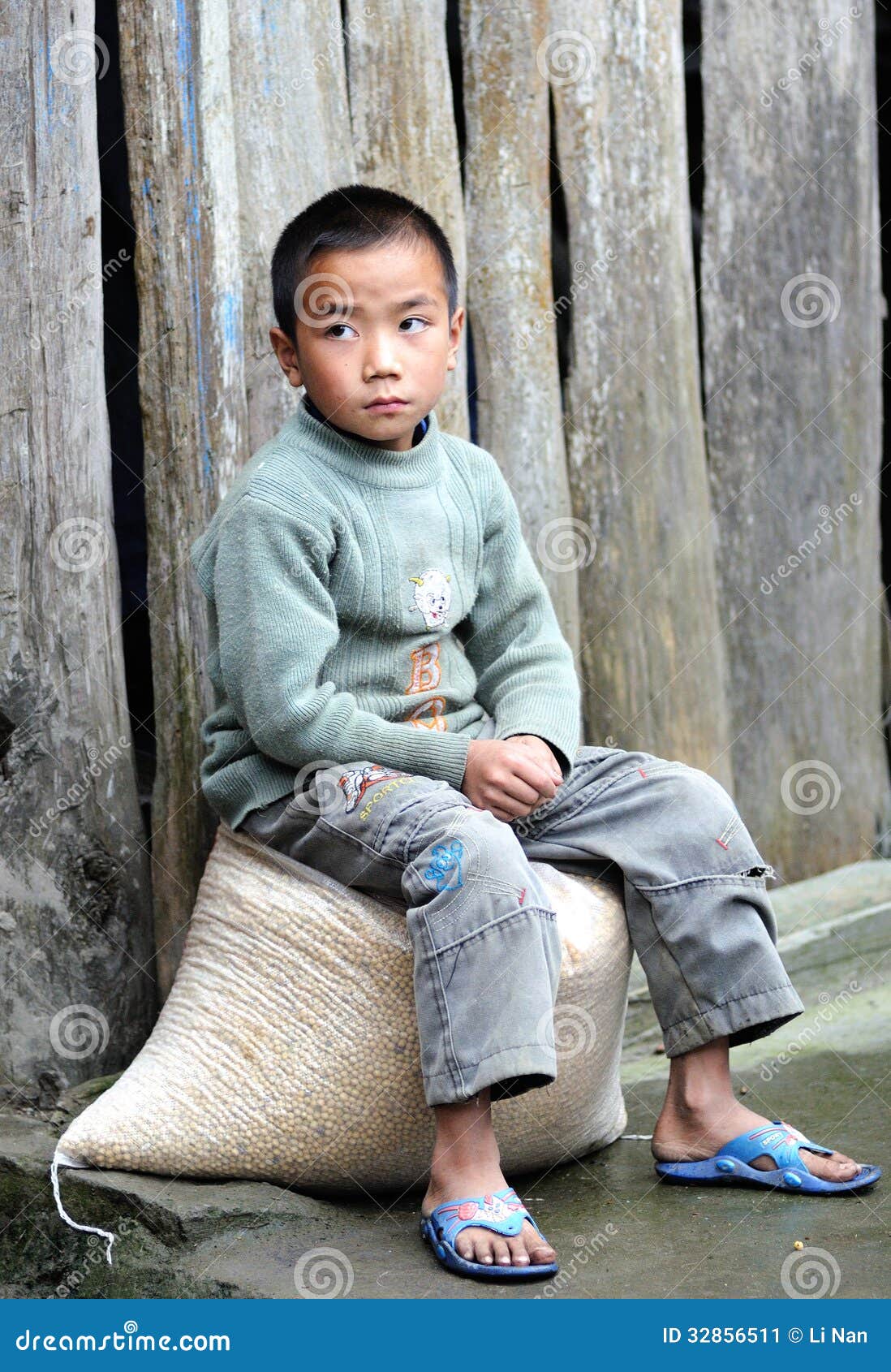 Slecht Kind in Het Oude Dorp in China Redactionele Foto - Image of ...