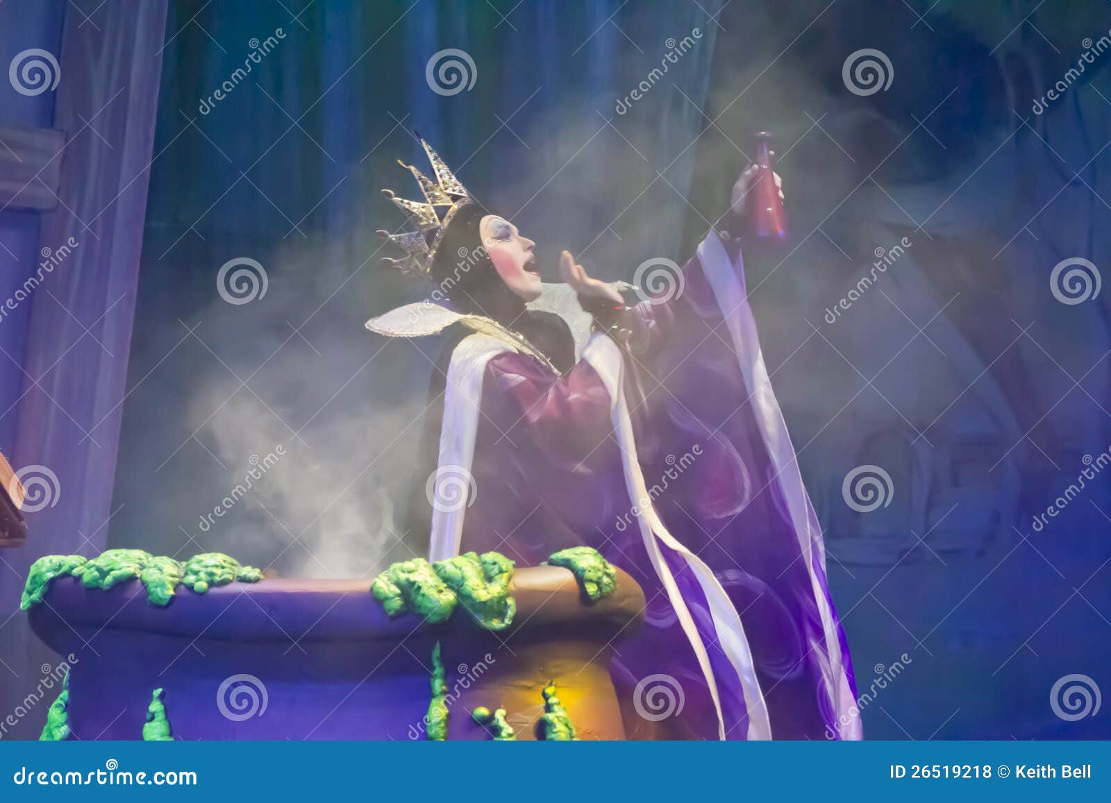 Slechte Het Gieten Van De Heks Werktijd Redactionele Stock Foto - Image of groen, wijsheid: 26519218