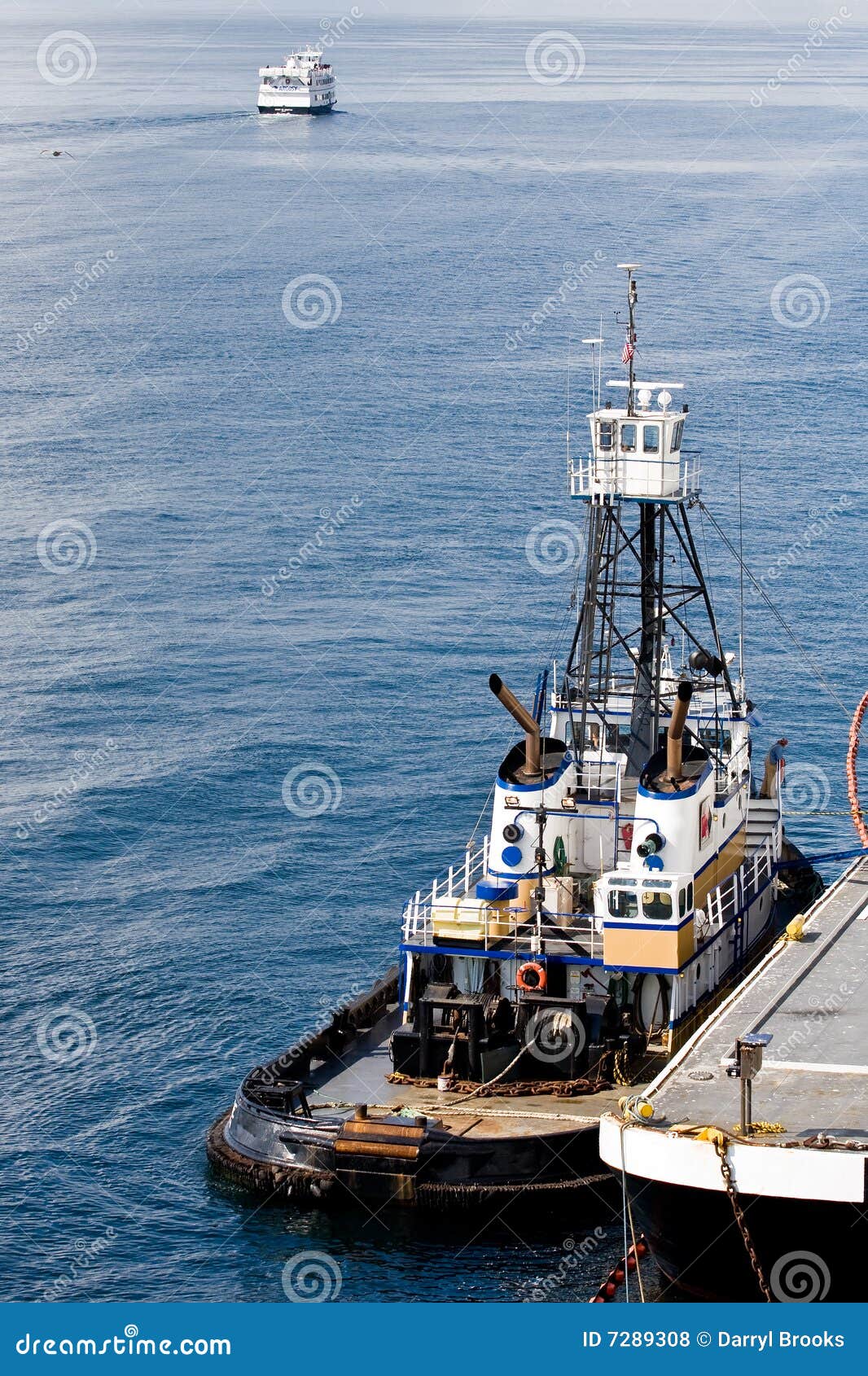 Sleepboot bij Schip stock foto. Image of rivier, reis - 7289308