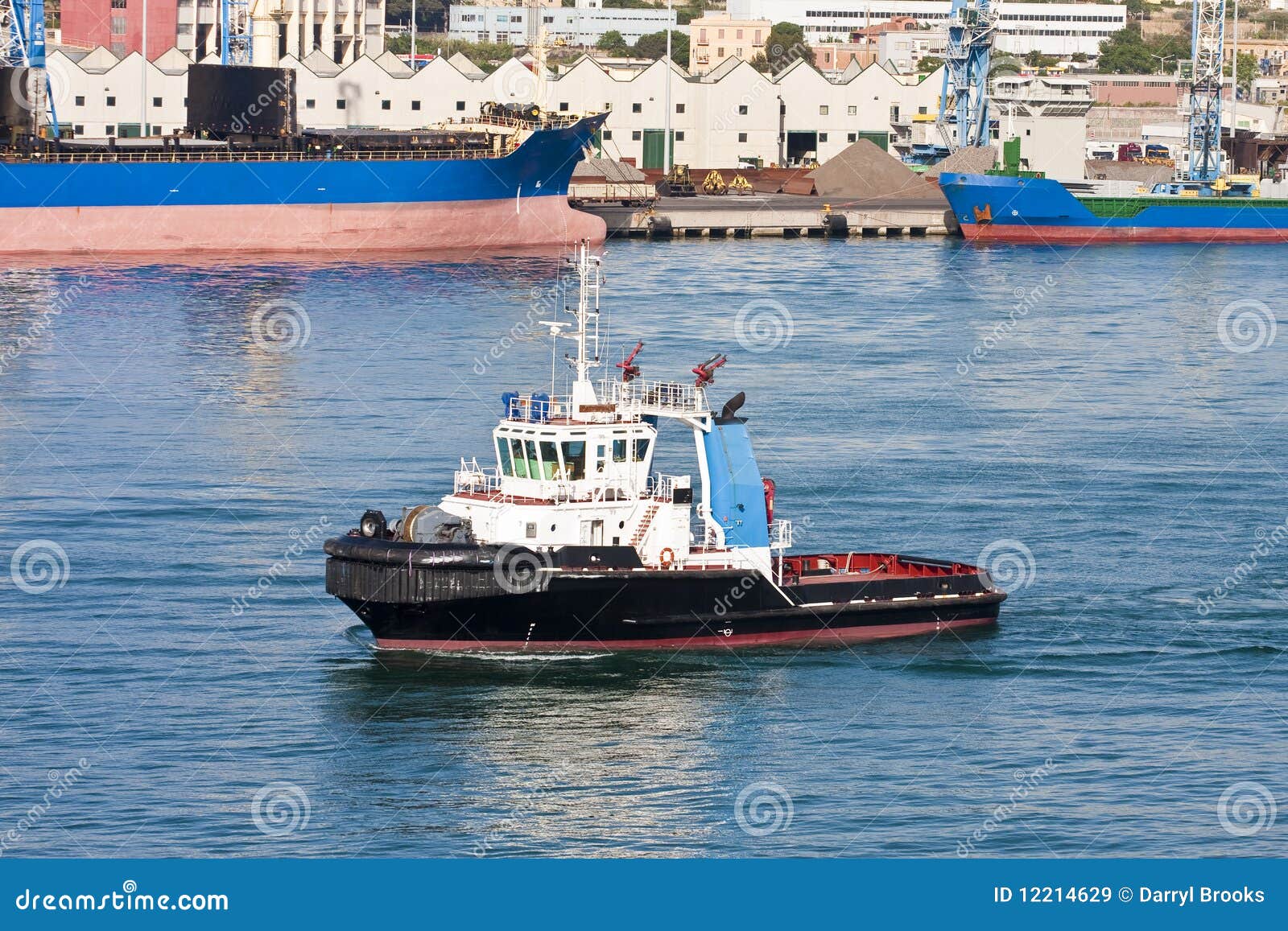 Sleepboot Buiten Italiaanse Haven Stock Afbeelding - Image of boten ...