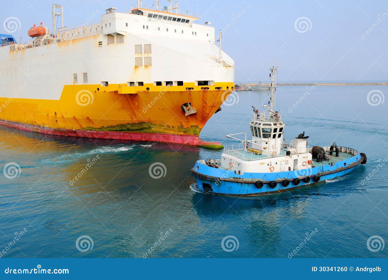 Sleepboot Die Een Schip Slepen Stock Foto - Image of blauw, aankomst ...