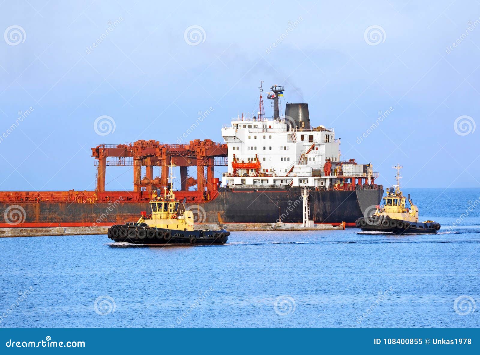 Sleepboot Die Ladings Stortgoedschip Bijstaat Stock Afbeelding - Image ...