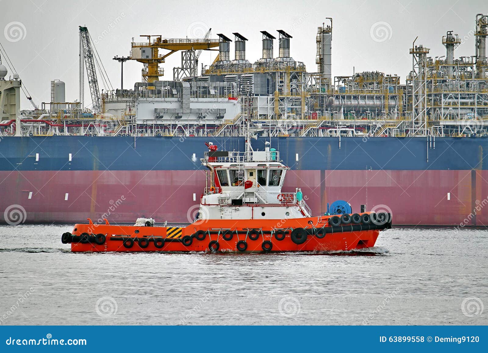 Sleepboot en een tanker stock foto. Image of lever, industrie - 63899558