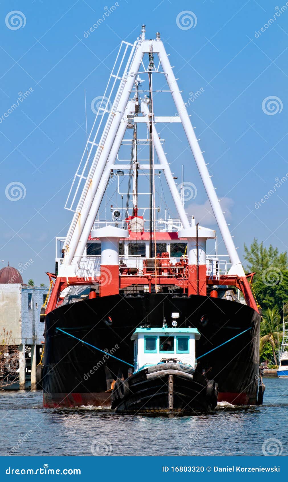 Sleepboot en Vrachtschip stock foto. Image of trekkracht - 16803320