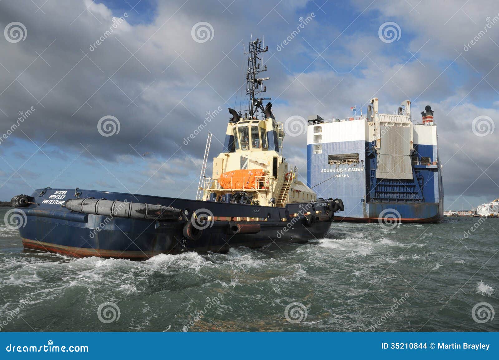 Sleepboot en vrachtschip redactionele stock afbeelding. Image of licht ...