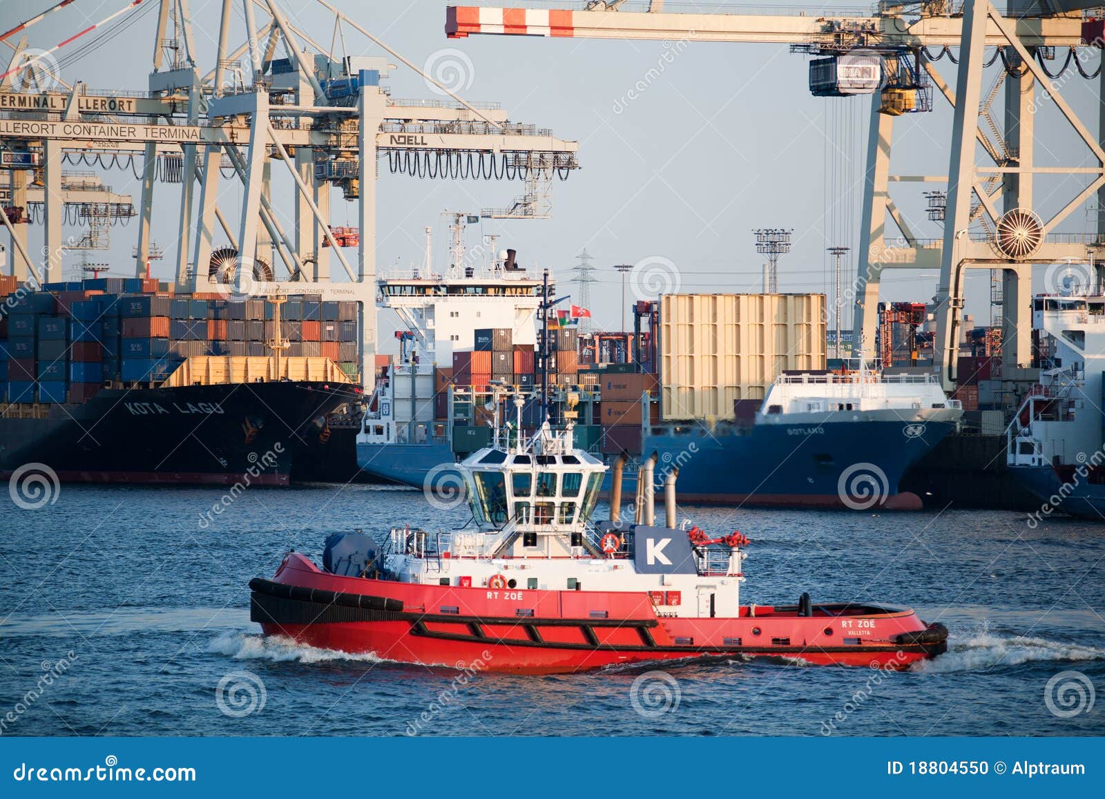 Sleepboot in haven redactionele afbeelding. Image of kant - 18804550