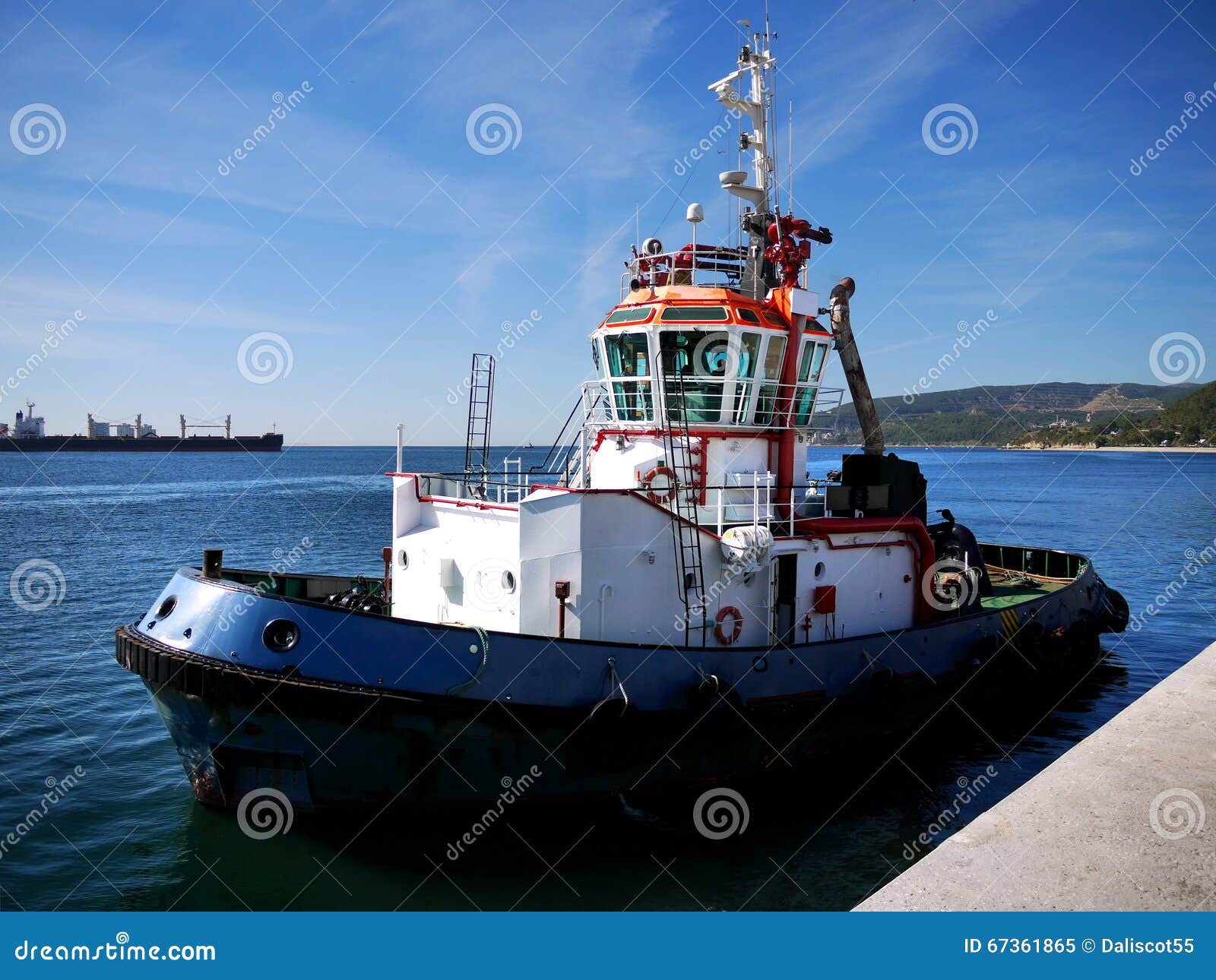 Sleepboot in Haven M stock afbeelding. Image of oceaan - 67361865