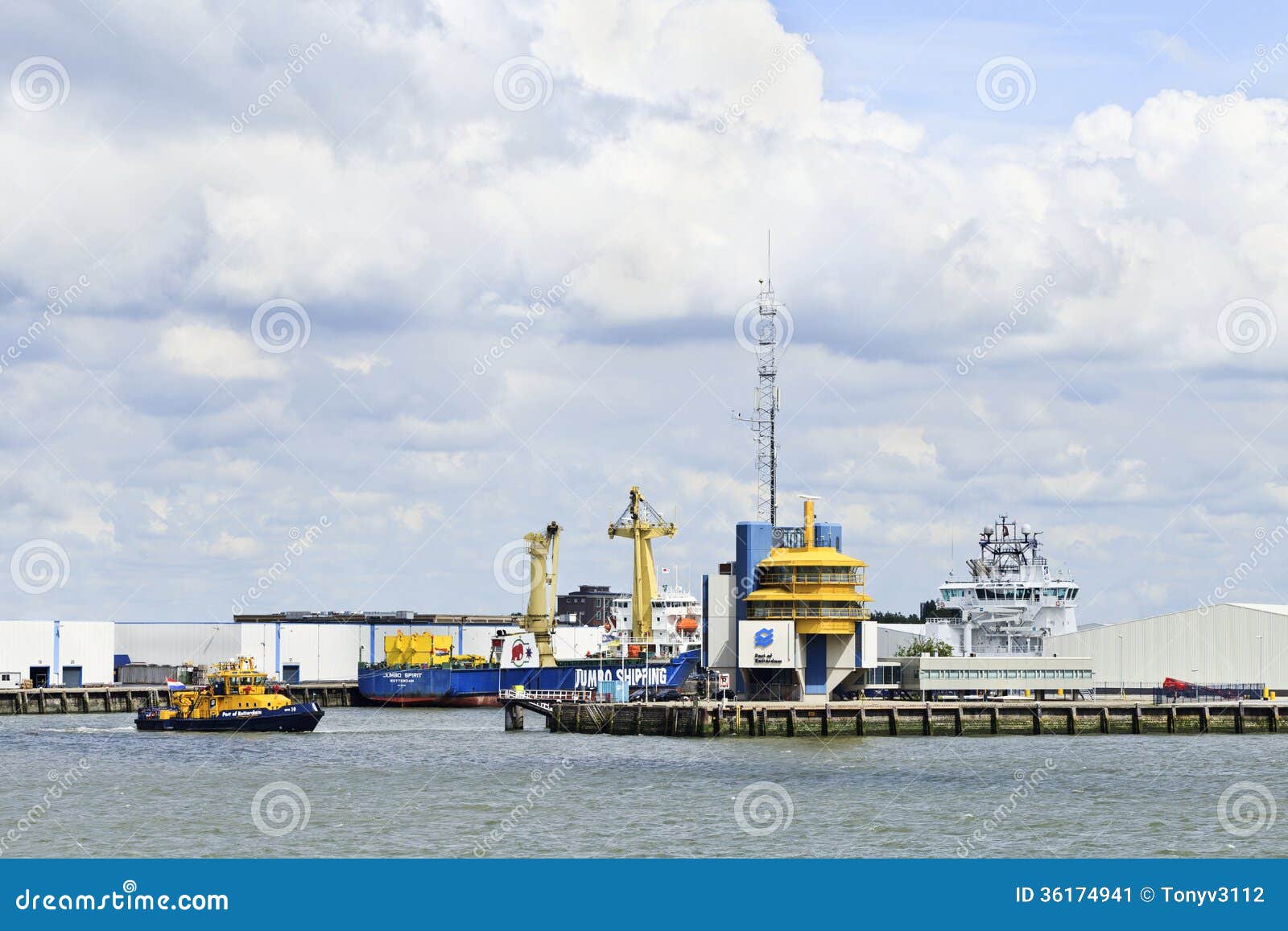 Sleepboot in Haven Van Rotterdam. Redactionele Foto - Image of gebouw ...