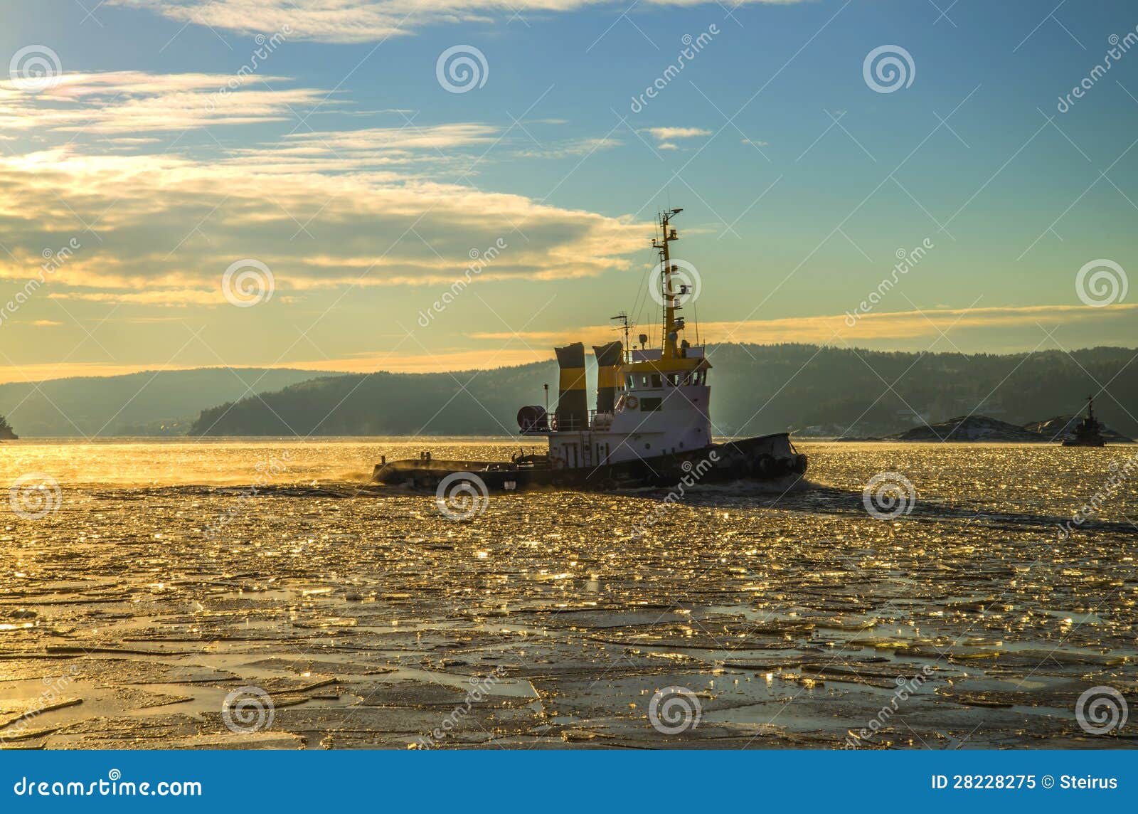 Sleepboot & icebreaker stock afbeelding. Image of koude - 28228275