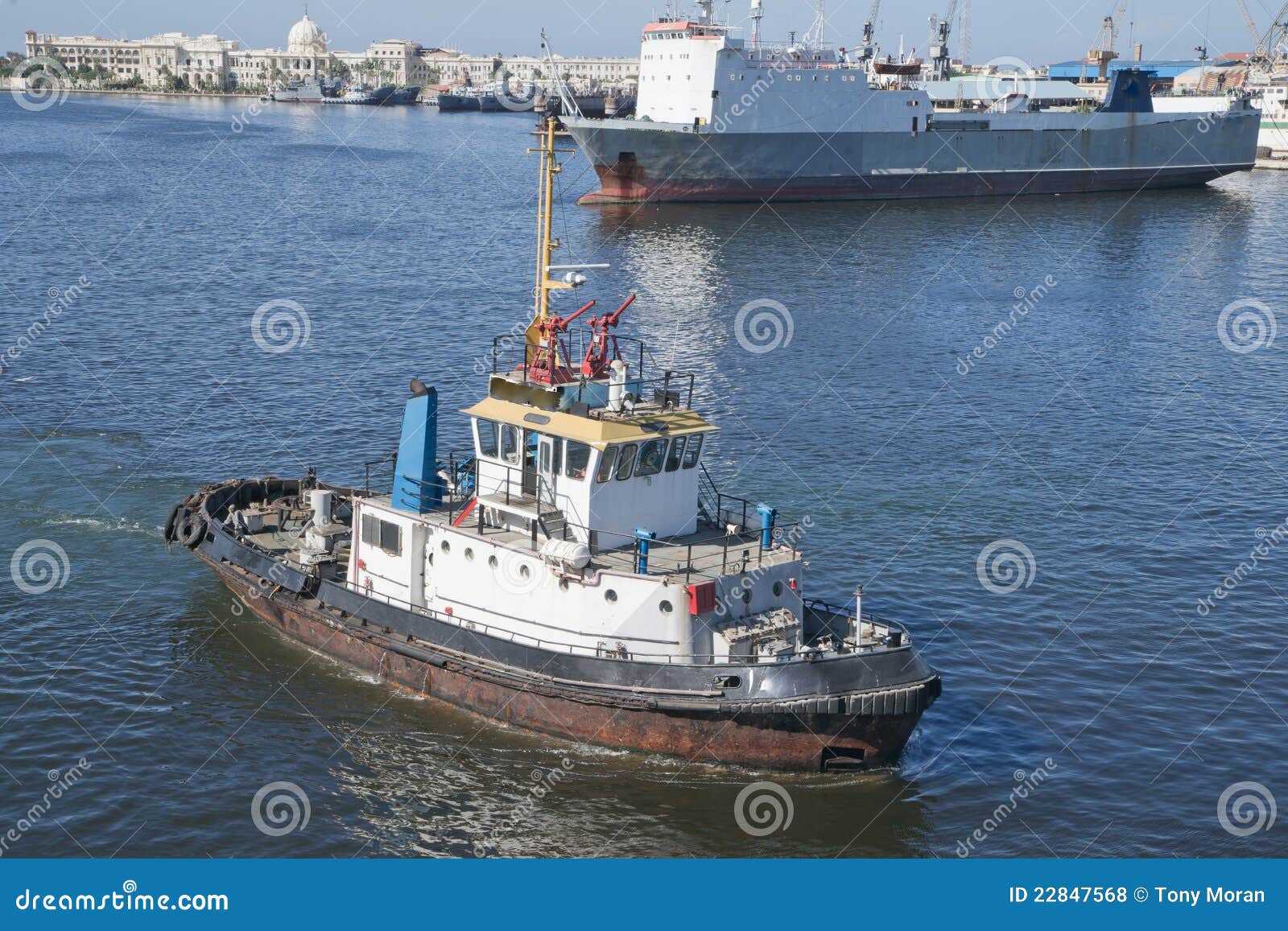 Sleepboot Op Het Kanaal Van Suez Stock Foto - Image of overzees, boot ...