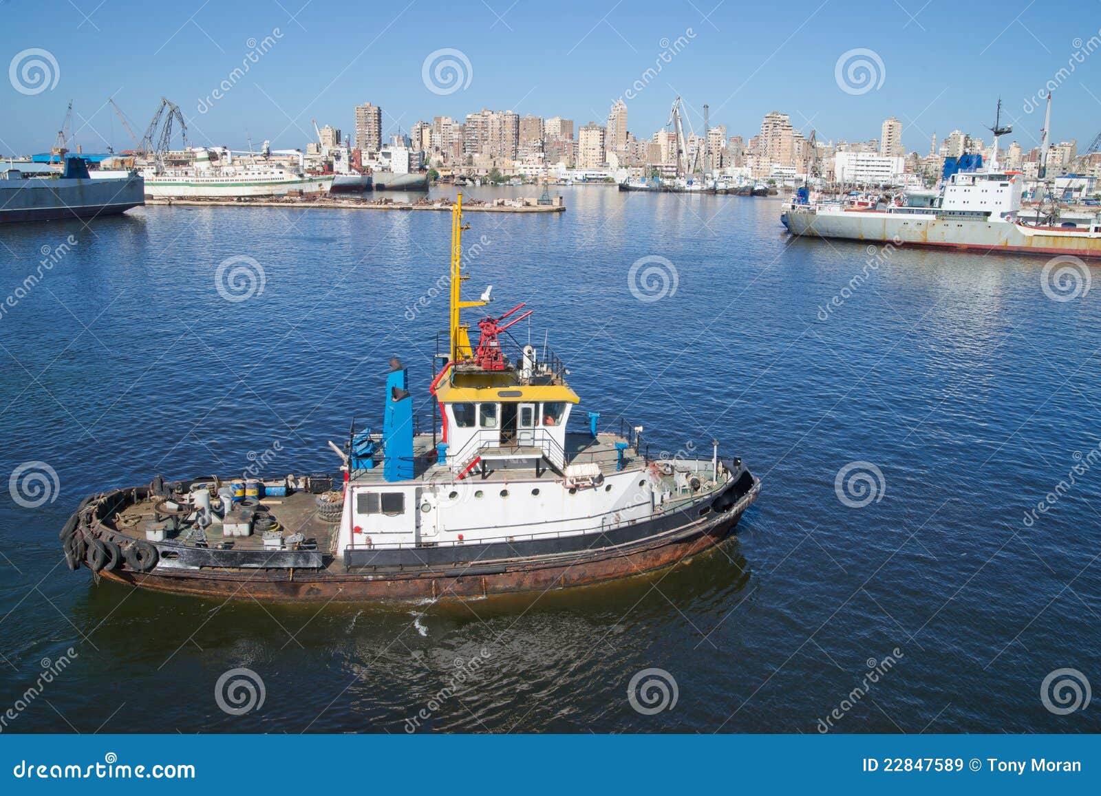 Sleepboot Op Het Kanaal Van Suez Stock Afbeelding - Image of vervoer ...