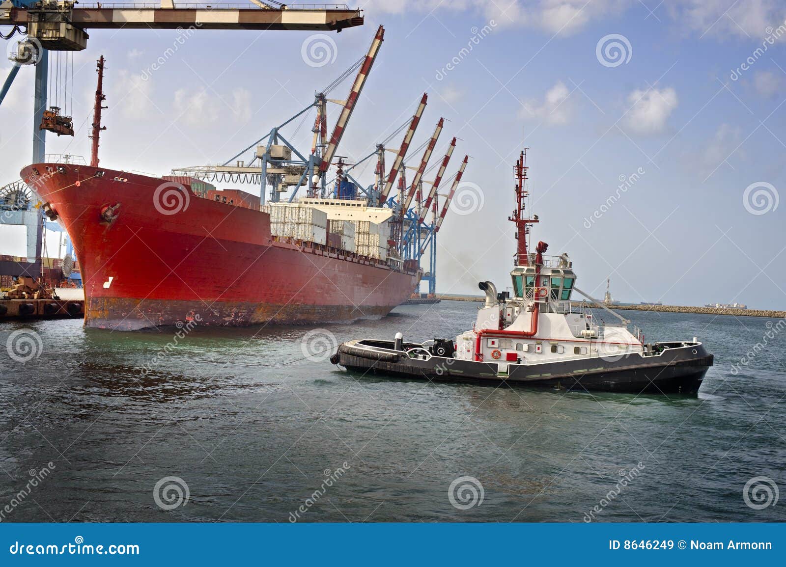 Sleepboot op het werk stock afbeelding. Image of industrieel - 8646249