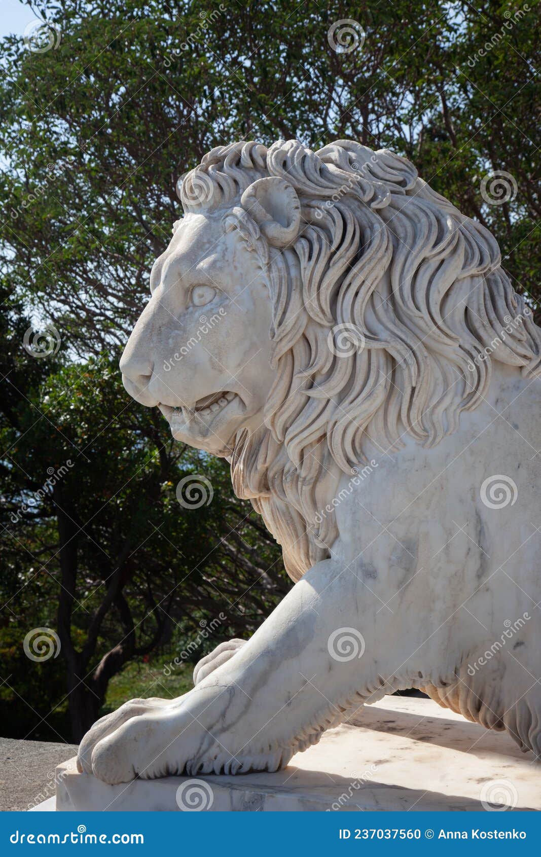 Sleeping and Awakening Lions on the Southern Terrace of the Vorontsov ...