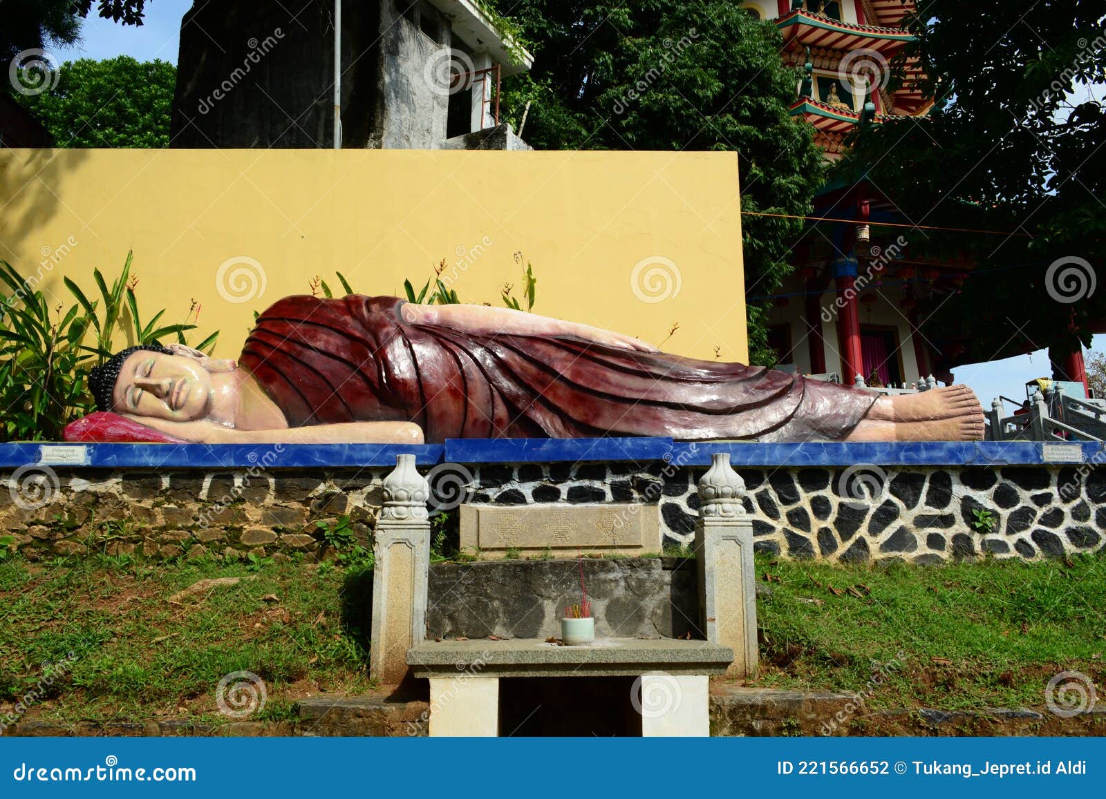 Sleeping buddha statue editorial photography. Image of tourism - 221566652
