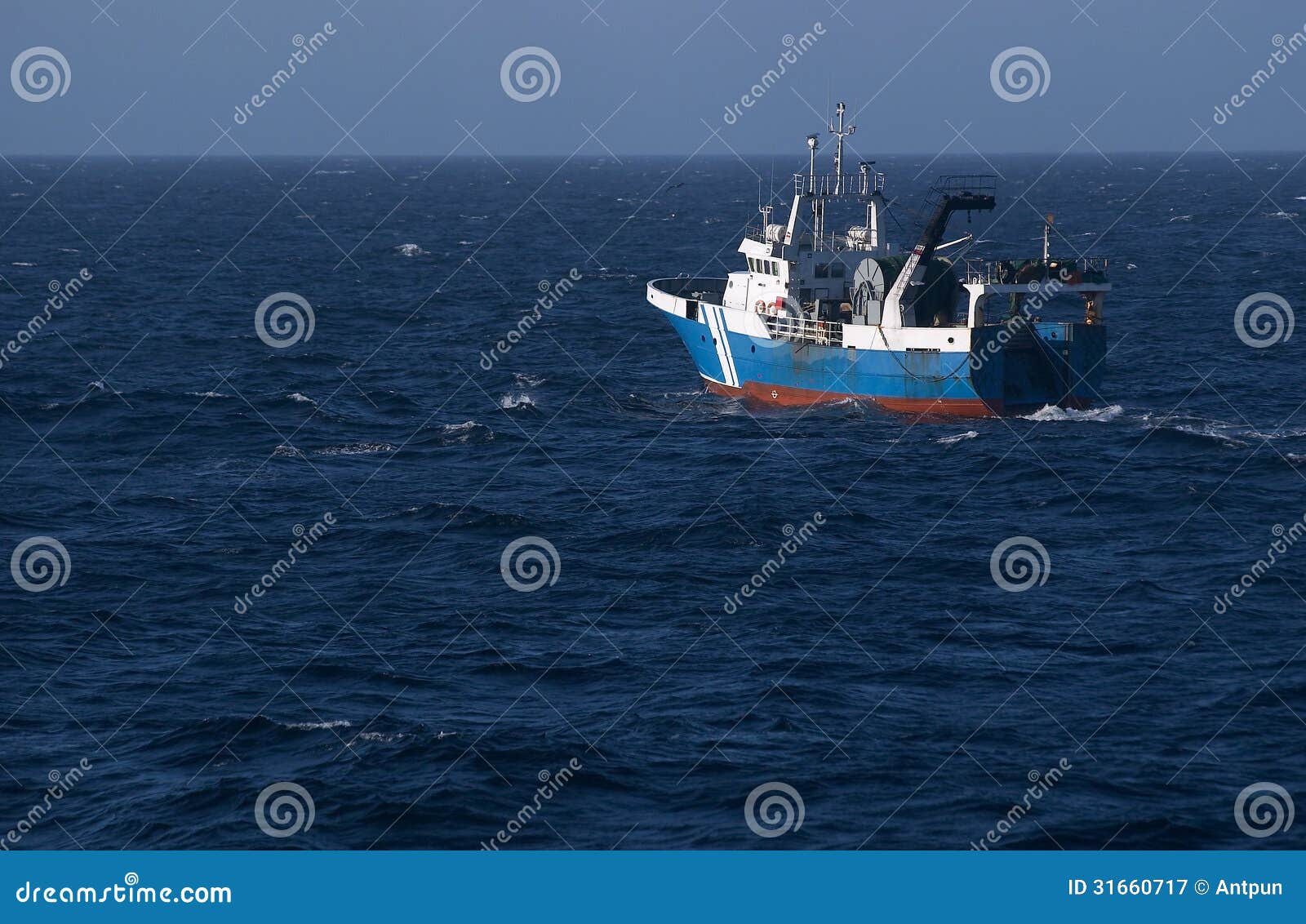 Sleepnet Visserij stock afbeelding. Image of kust, landing - 31660717
