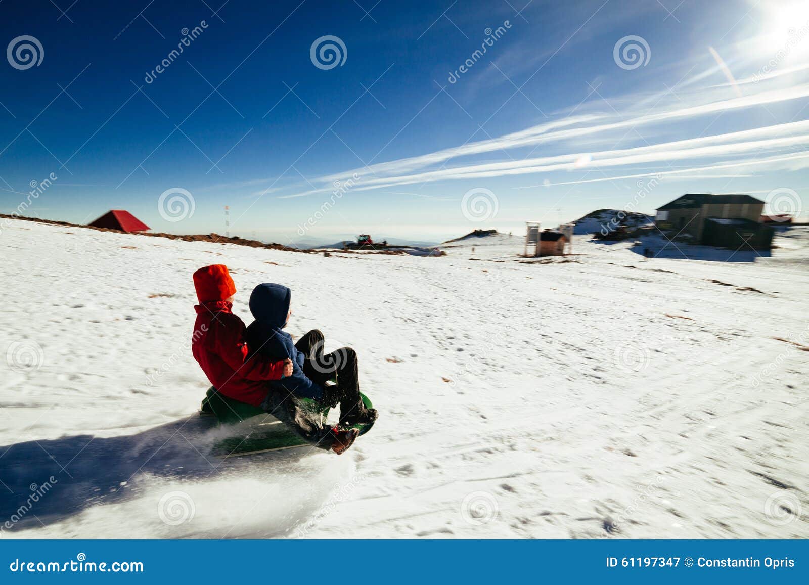 Sleighing的孩子 库存图片. 图片 包括有 倾斜, 孩子, 睡觉, 晒裂, 外面, 覆盖物, 晴朗 - 61197347
