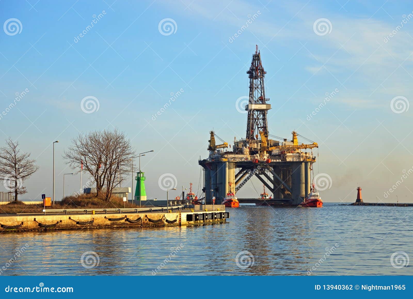 Slepend platform in haven redactionele fotografie. Image of kraan ...