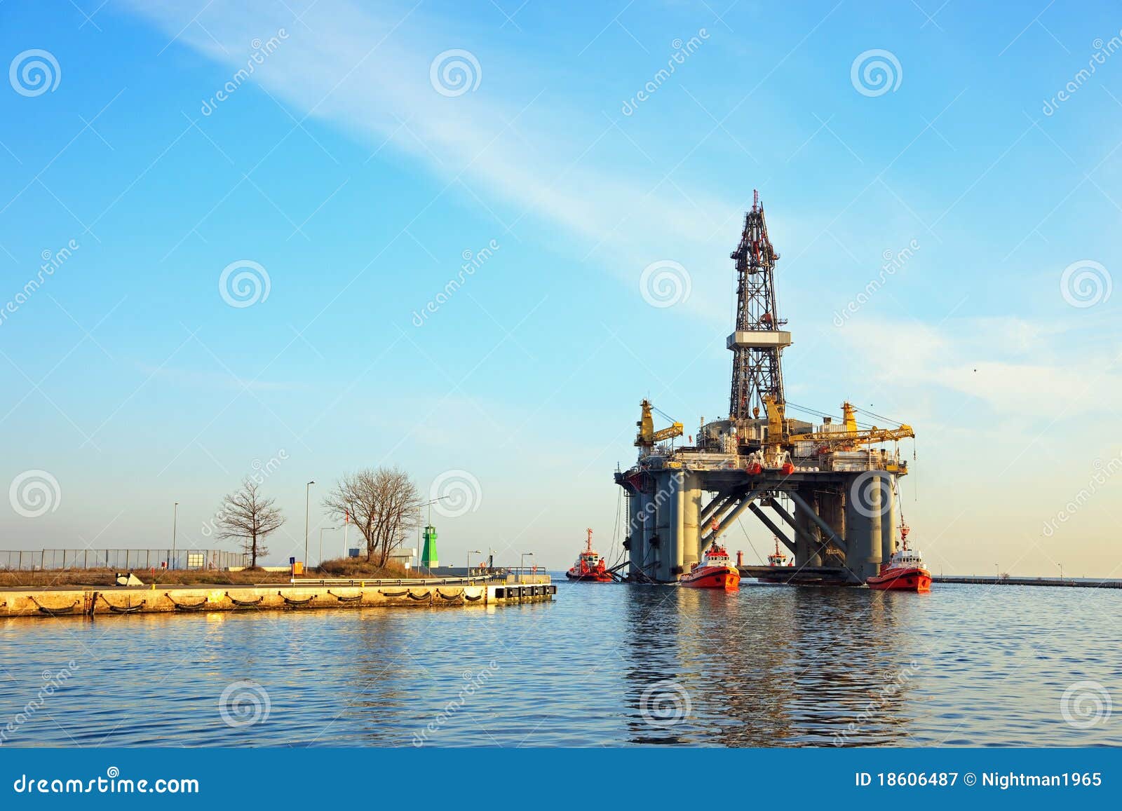 Slepend platform in haven stock afbeelding. Image of gebieden - 18606487