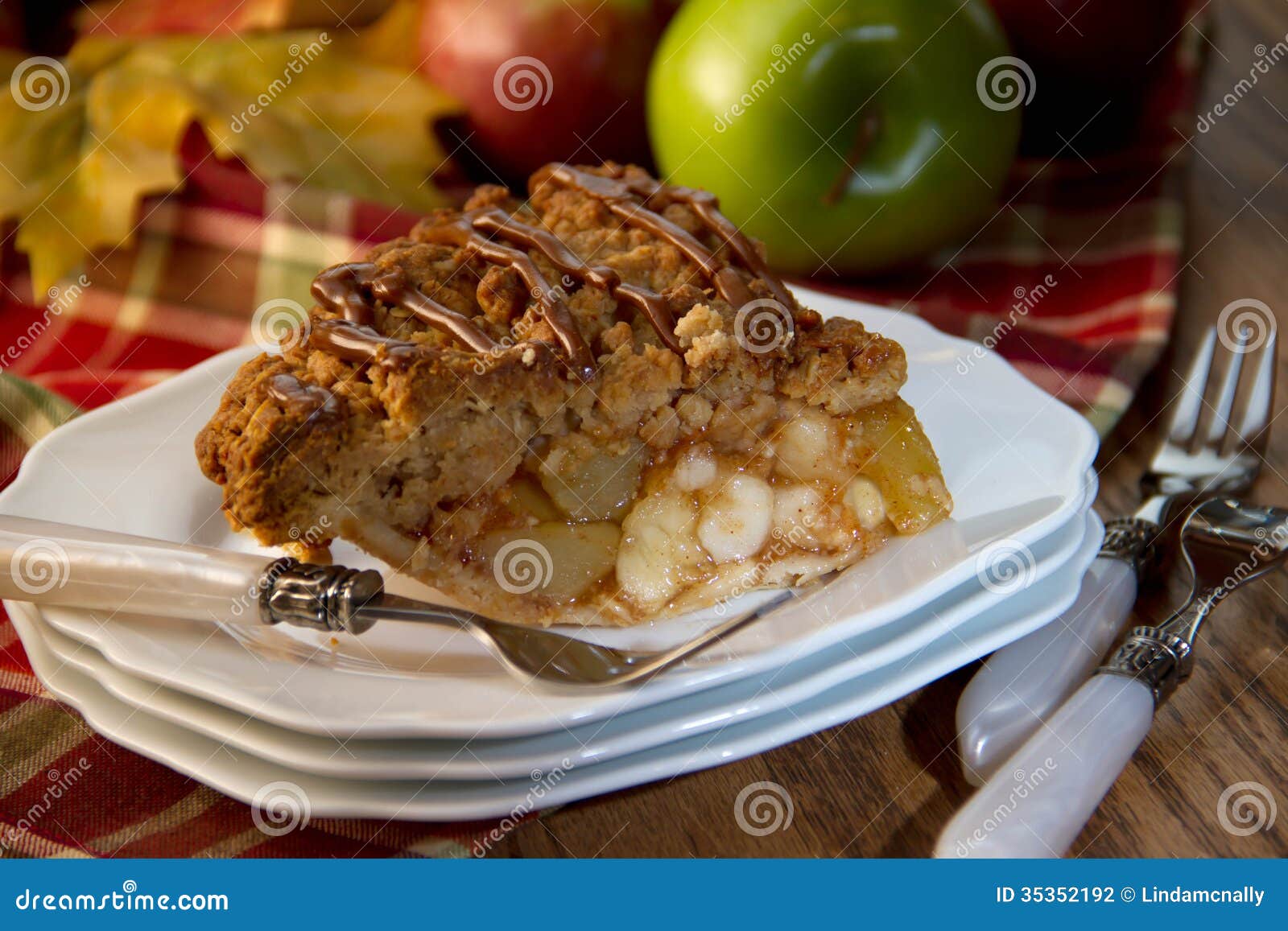 Slice of Apple Pie on Table Stock Photo - Image of cloth, dinner: 35352192