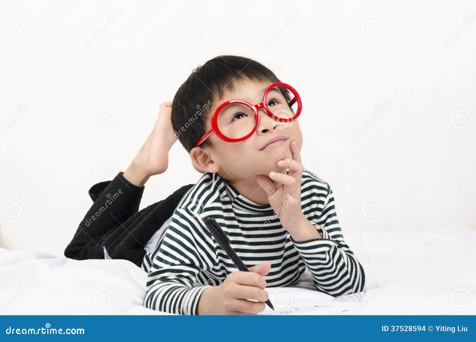 Slim Kind Die Op Bed Liggen Stock Foto - Image of primair, huis: 37528594