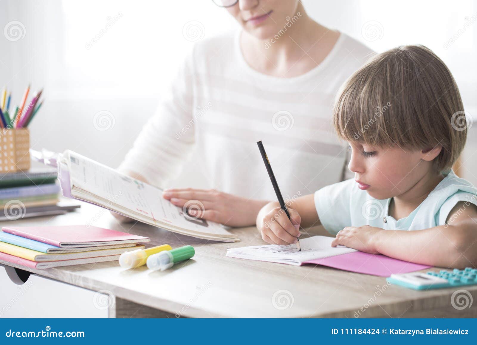 Slim Kind Die Thuiswerk Doen Stock Foto - Image of moeder, concentratie ...