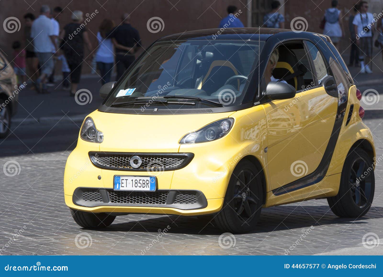 Slimme Automobiele (gele) Auto Redactionele Fotografie - Image of begon ...