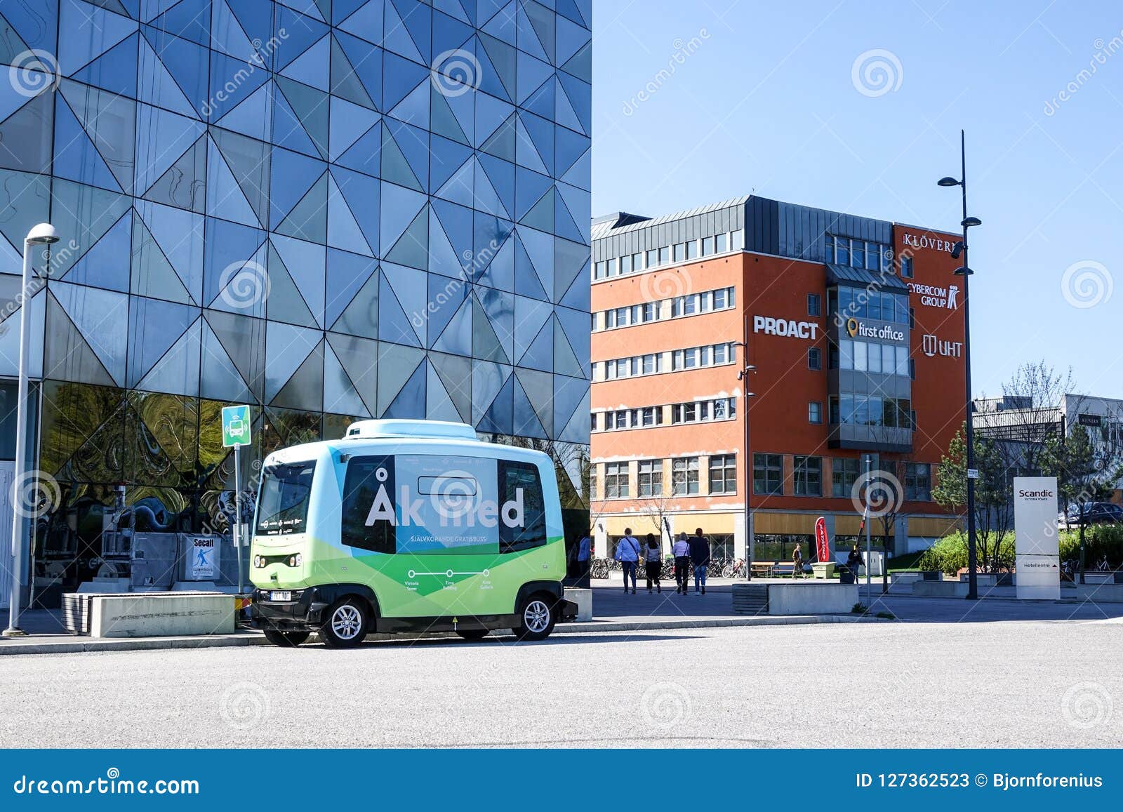 Slimme Autonome Bus/auto Bij Bushalte Redactionele Stock Foto - Image ...
