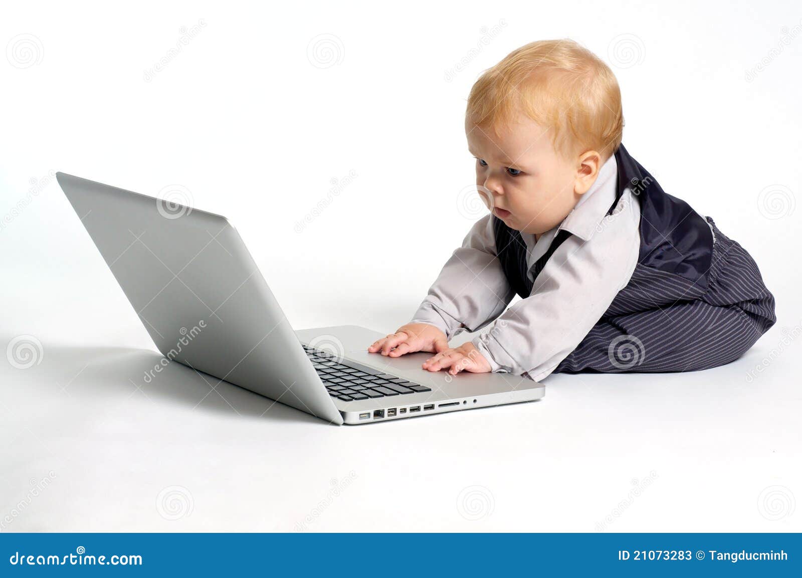 Slimme baby met laptop stock afbeelding. Image of pret - 21073283