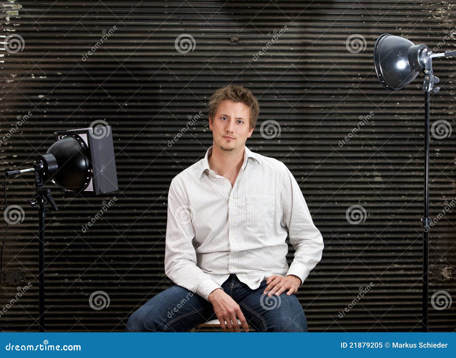 Slimme En Zelfvertrouwen Jonge Rustige Mens Stock Afbeelding - Image of ...