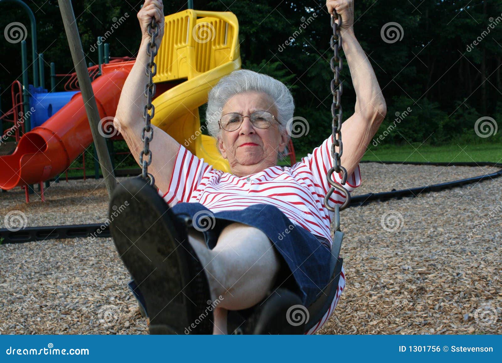 Slingerende Grootmoeder 12 stock foto. Image of park, grootmoeder - 1301756
