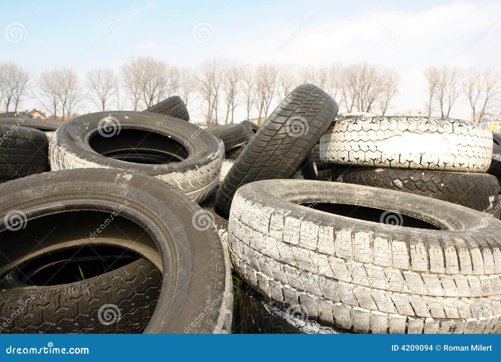 Slitage gummihjul arkivfoto. Bild av avfalls, slita, överge - 4209094