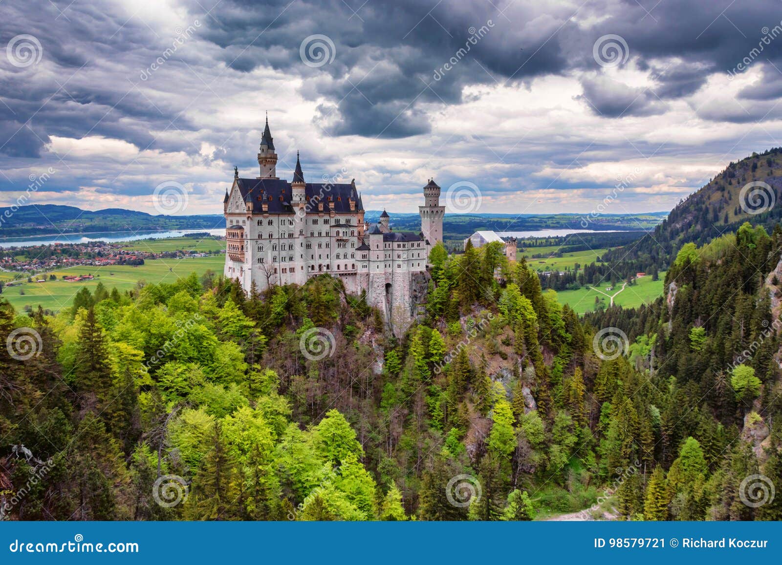 Slott Neuschwanstein fotografering för bildbyråer. Bild av berömdt ...