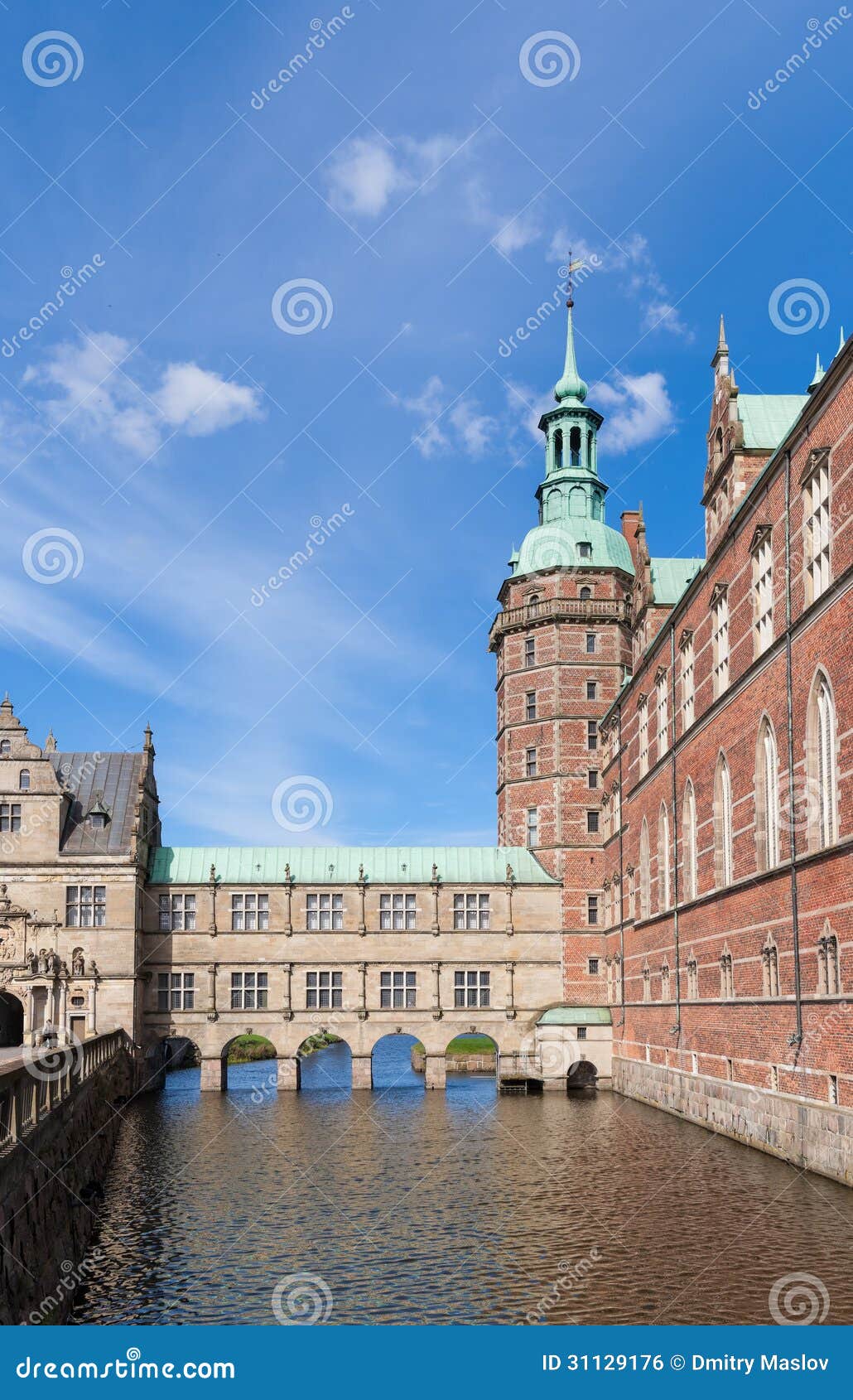 Slott och vallgrav arkivfoto. Bild av lopp, ytter, konst - 31129176